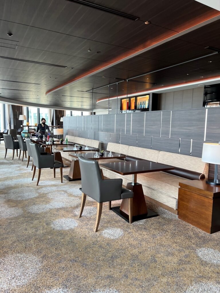 32 » The Seat in the Middle