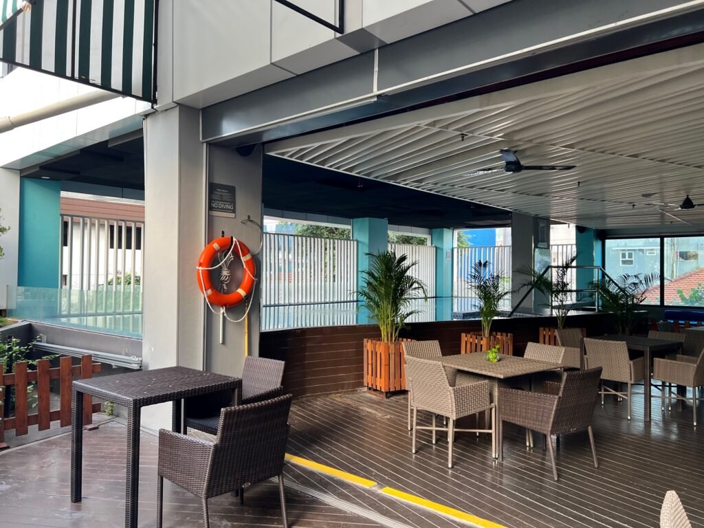 15 » The Seat in the Middle