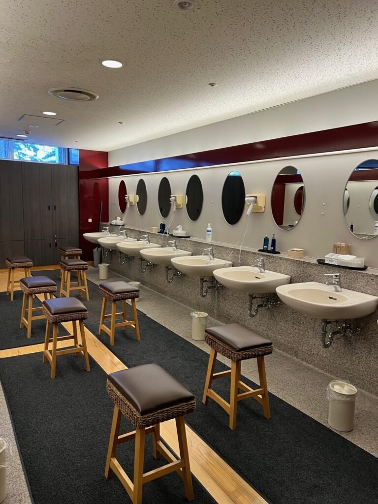 22 » The Seat in the Middle